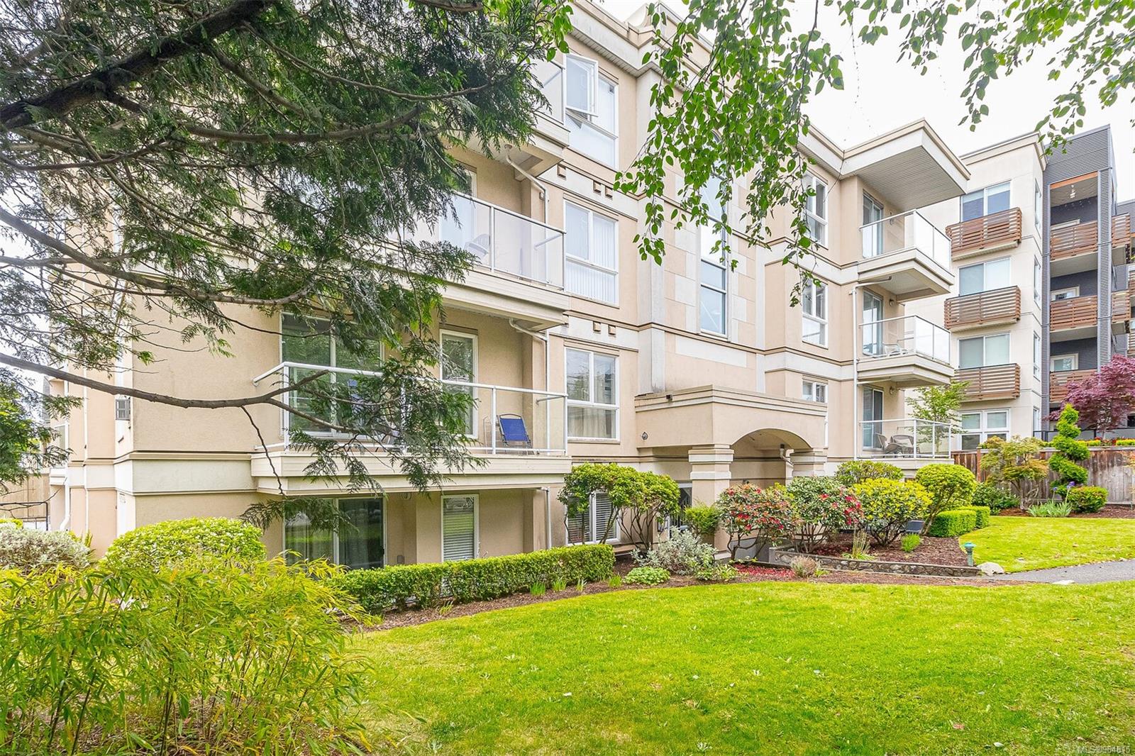 203 - 331 Burnside Rd E, Victoria, British Columbia V9A1A6 For Sale ...